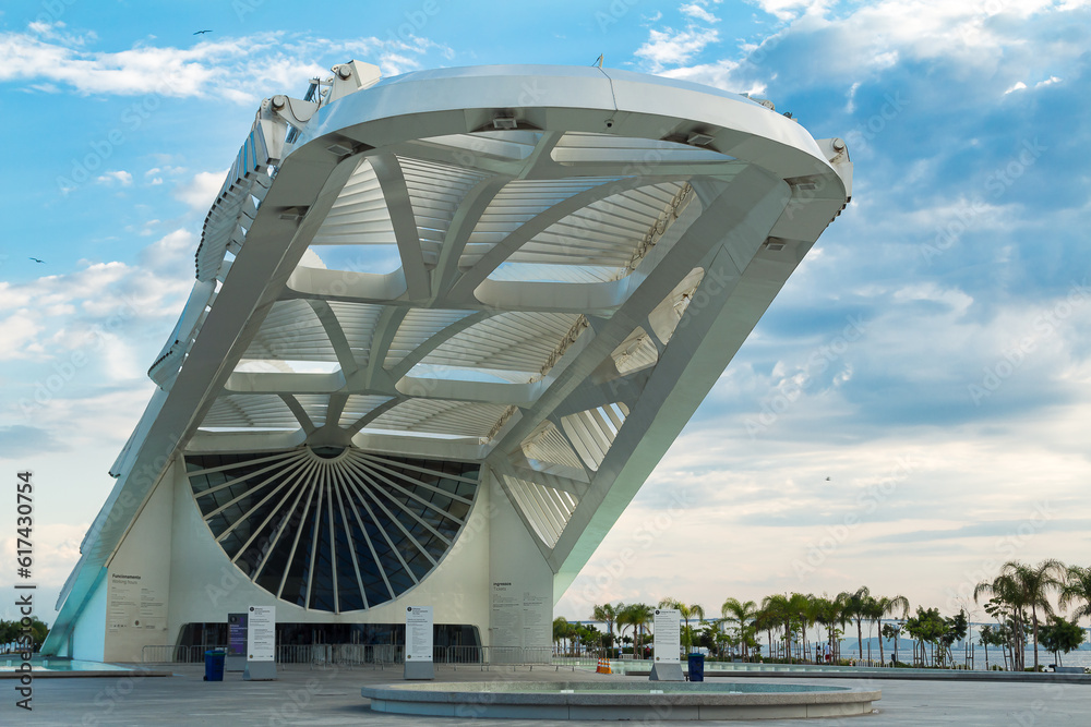 região da praça Mauá onde esta a famosa estrutura do prédio futurista ...