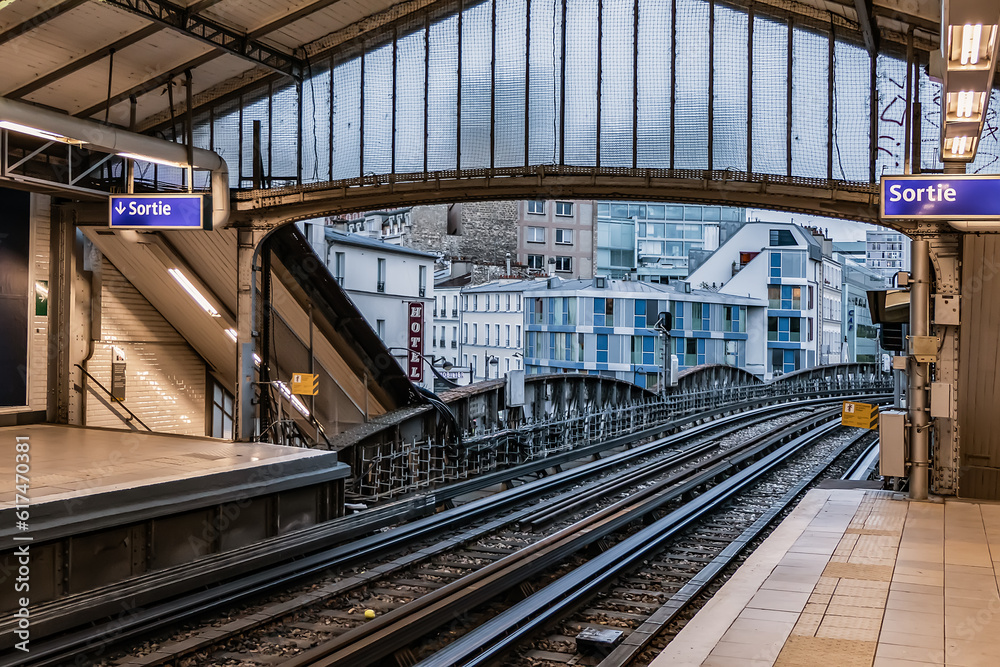 Foto de Interior of Dupleix station on line 6 of the Paris Metro. The ...