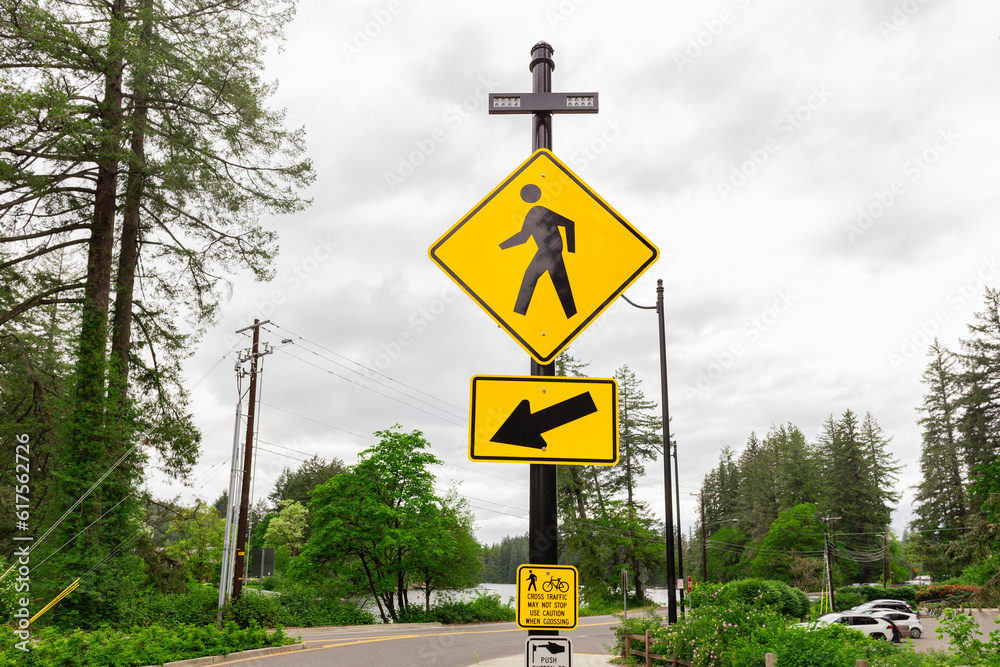 Foto de The Iconic Yellow Pedestrian Road Sign at a Local road in the ...