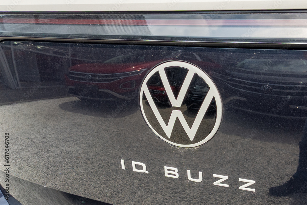Foto de Volkswagen iD.Buzz logo brand and id buzz text sign on rear new ...