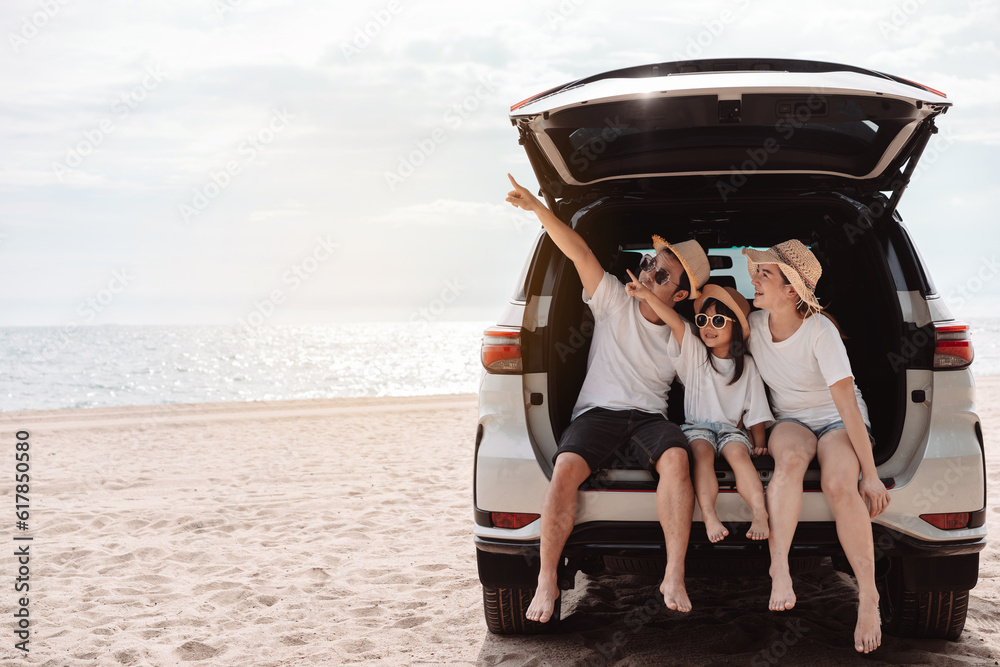 Foto de Family happy traveling enjoy in vacation with Car travel ...