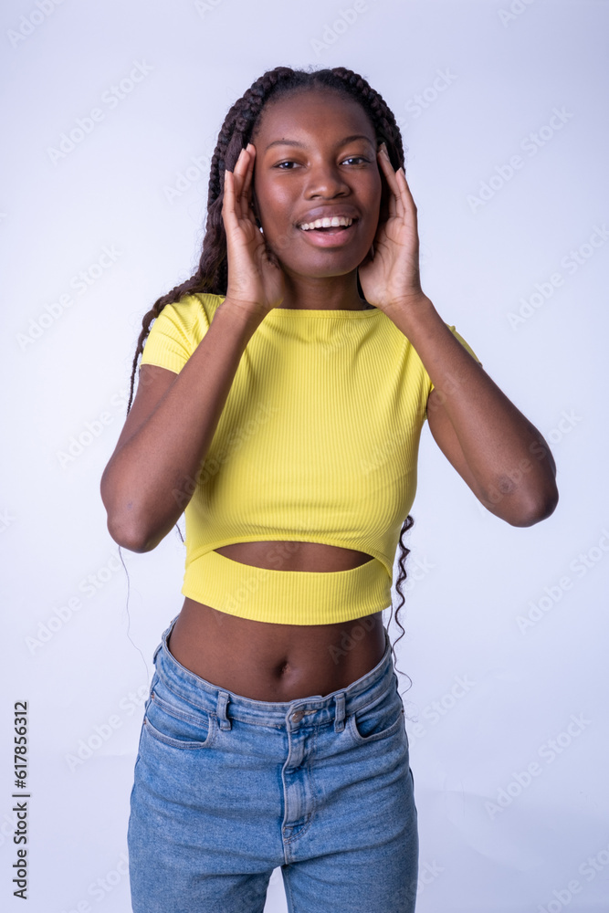 Hermosa joven de color emocional retrato de mujer, sonriente bastante ...
