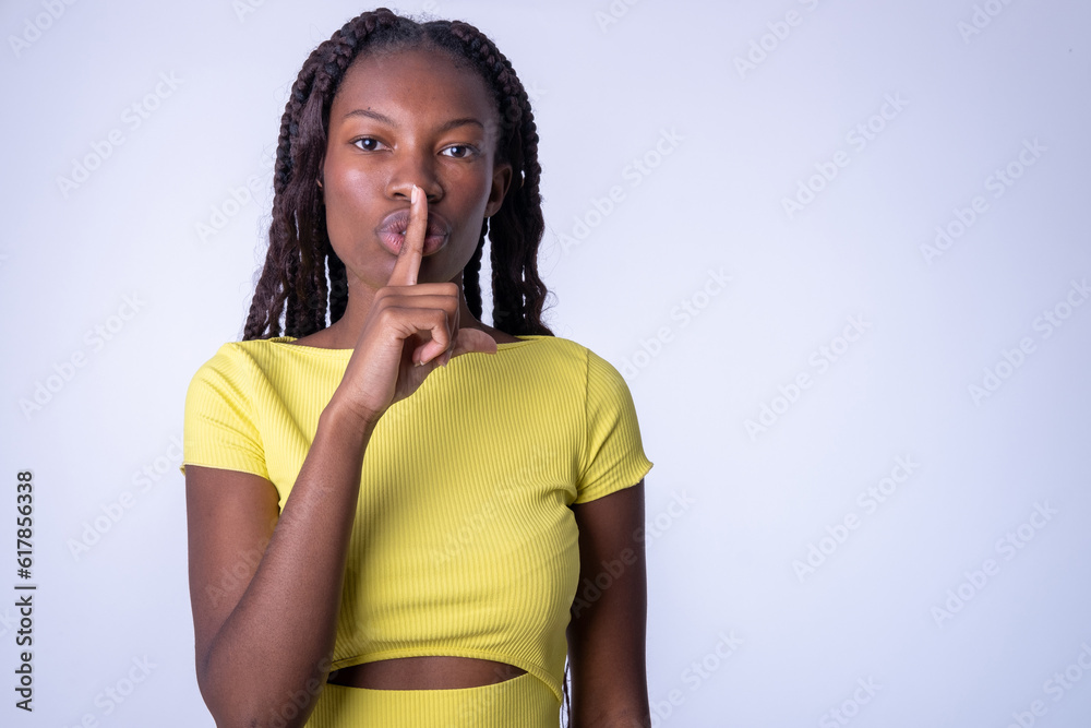 Shh, ¡cállate! Bonita chica de color mirando a la cámara, pidiendo ...