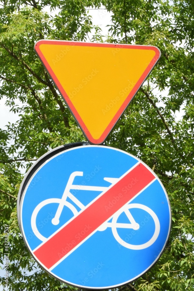 Yield sign and end of bike path sign Stock-Foto | Adobe Stock