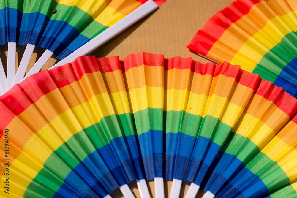 Leque com as cores da bandeira símbolo do orgulho lgbt+. 27ª Parada do ...