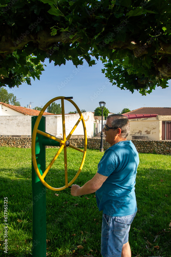 Foto de Hombre de la tercera edad haciendo ejercicio a la sombra de ...