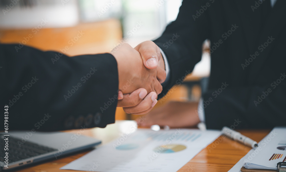 business people shaking hands to congratulate the successful completion ...