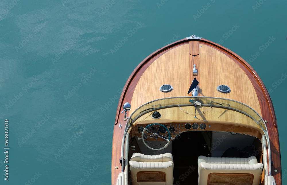 Foto de Expensive wooden lacquered part of the boat. Fore deck. Part of ...