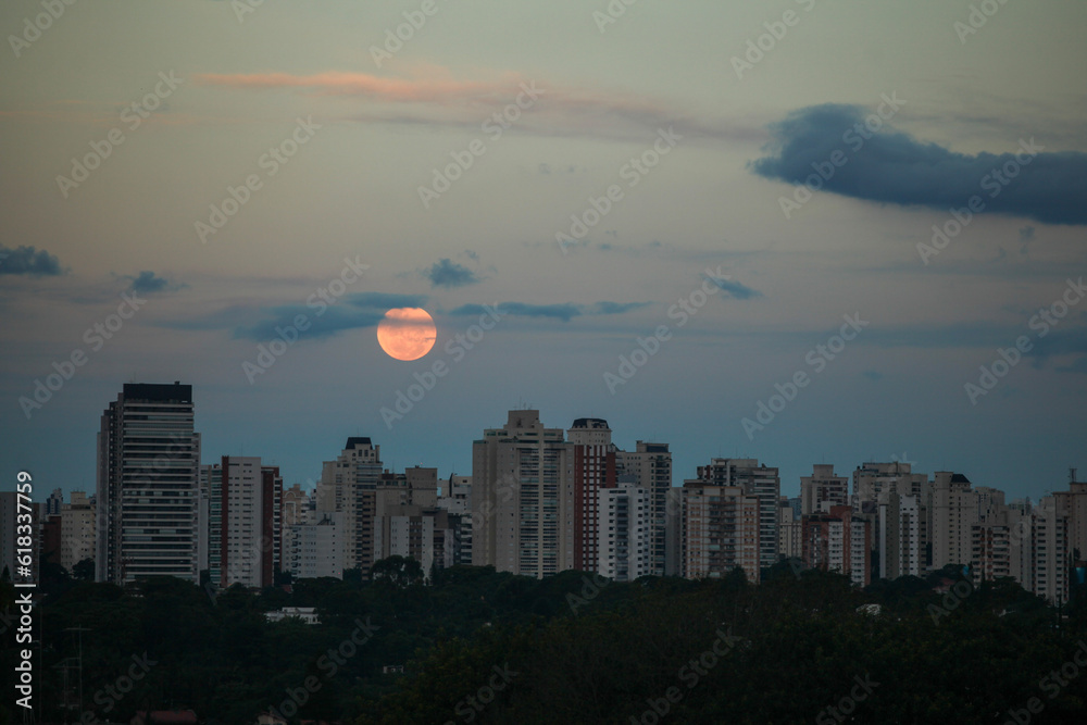 Zdjęcie Stock: A lua cheia nasce sobre a deslumbrante cidade de São ...