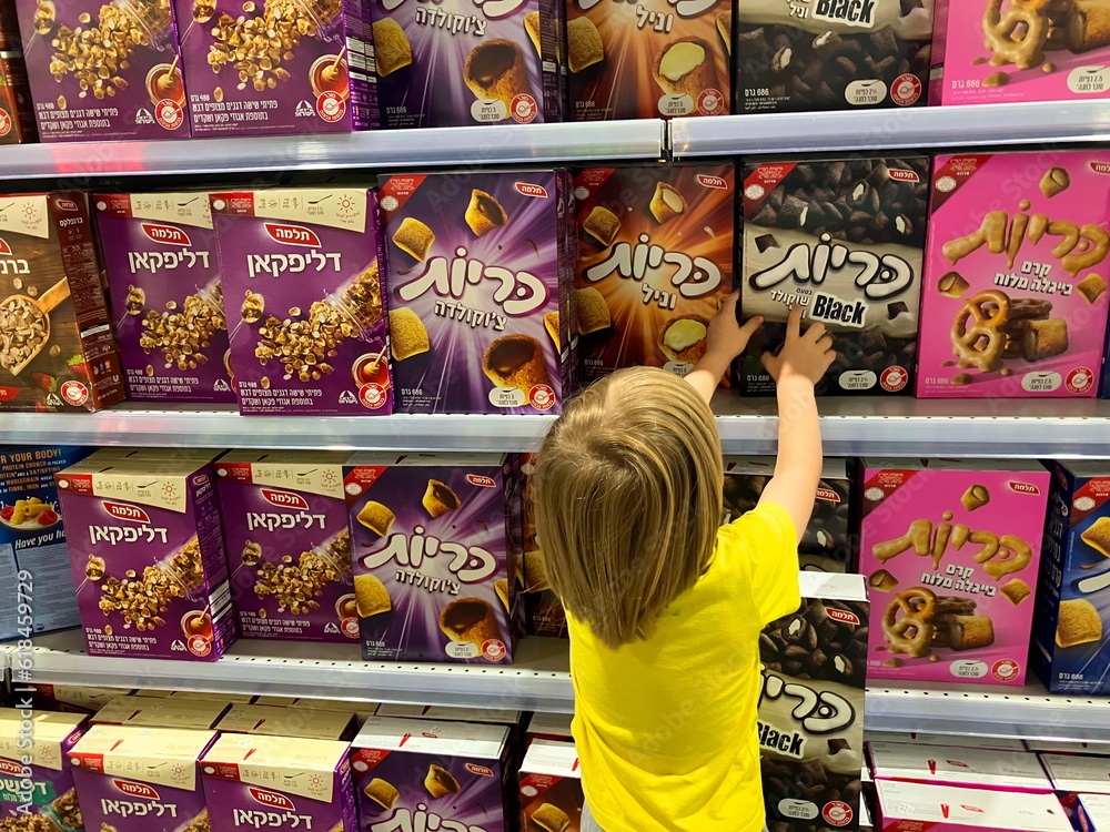 Showcase with crunches. Dry breakfast, the child reaches for the pack ...