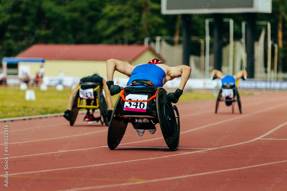 Foto de group athletes in wheelchair racing race track stadium in para ...