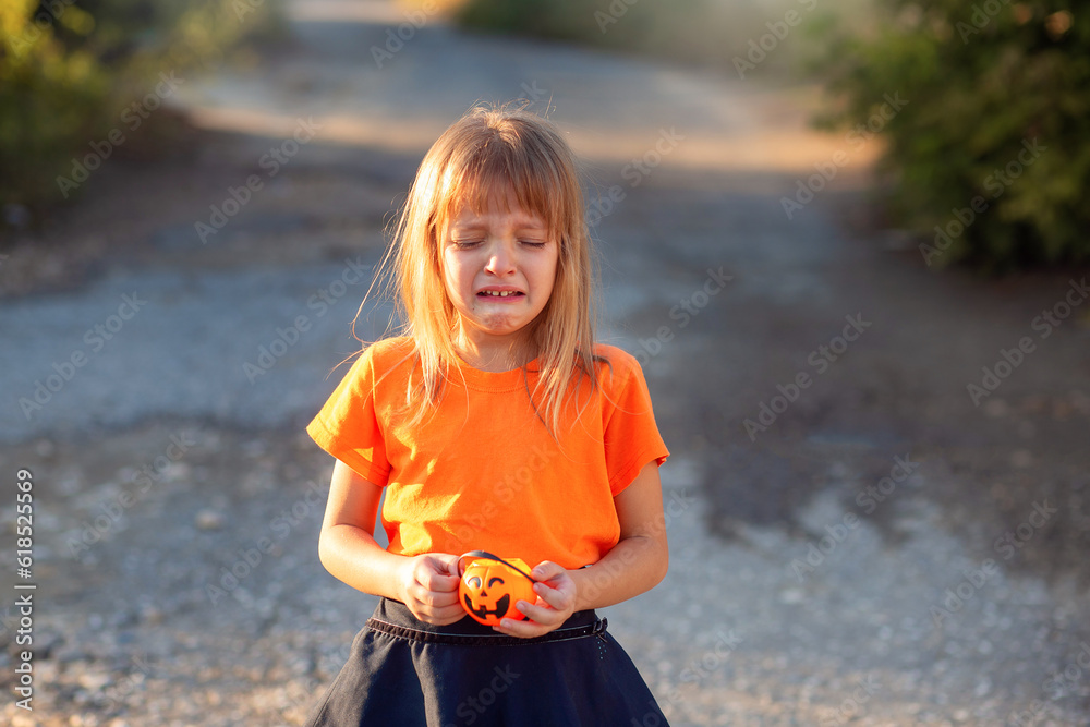 Foto de A little girl cries that she didn't get enough Halloween candy ...