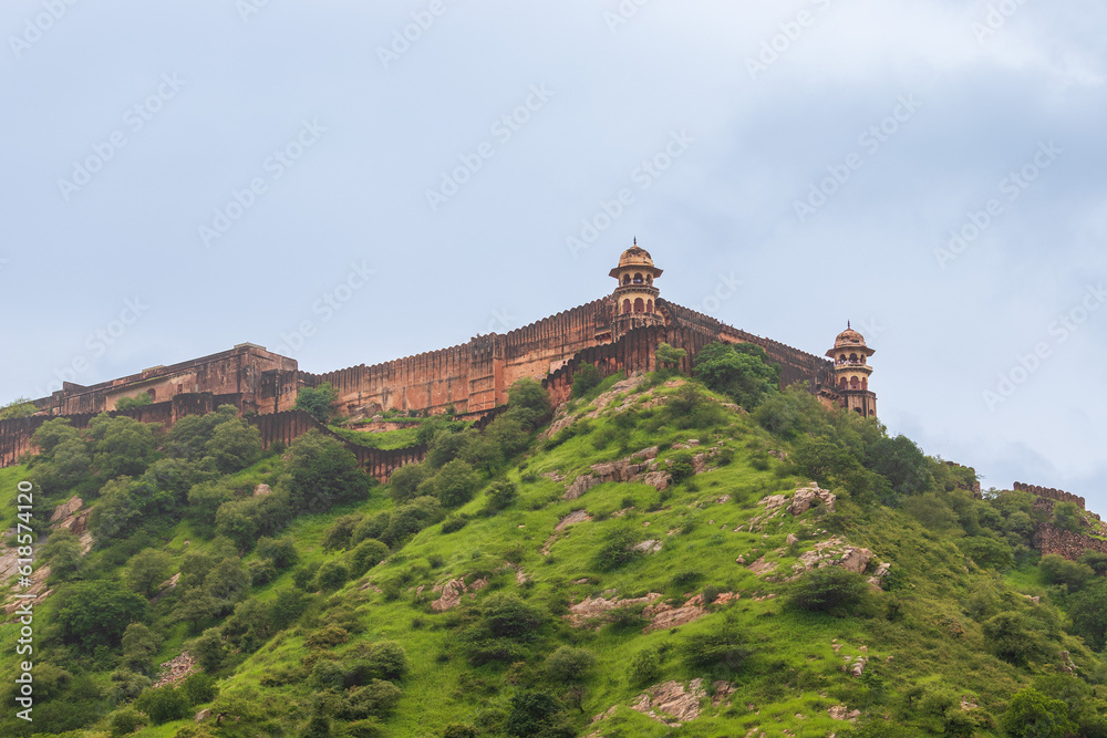 Foto de An ancient fort located at the top of the hill covered with ...