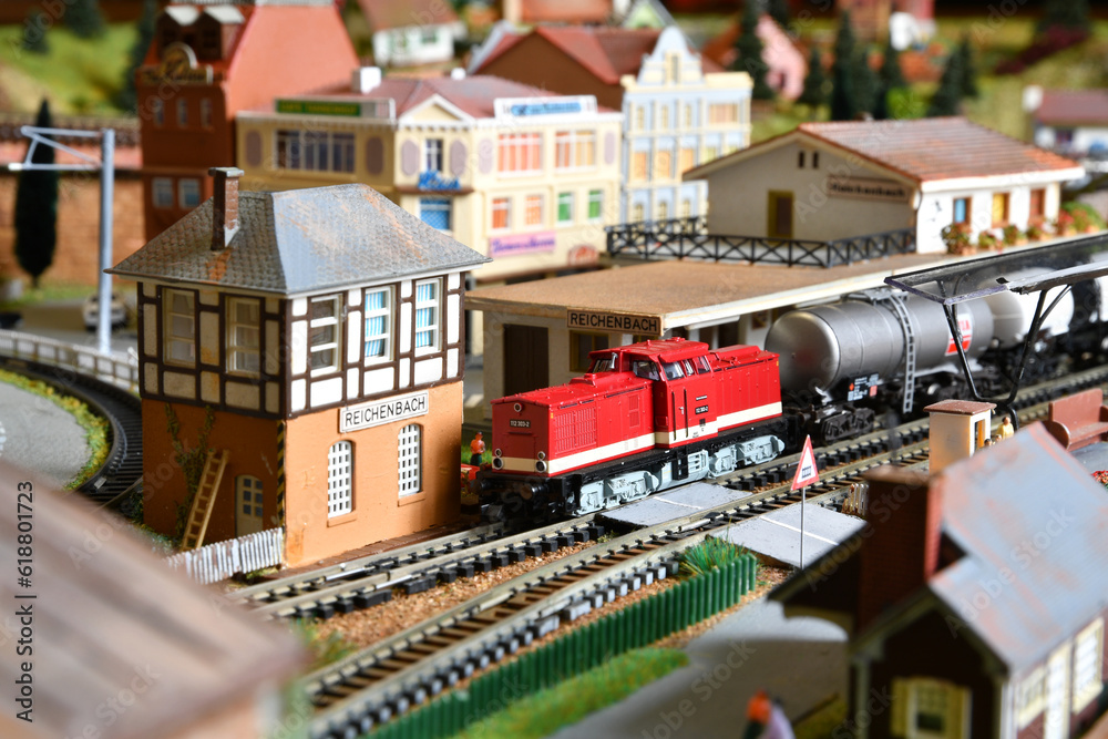 Foto de Miniature railway model with trains. Toy Train with wagons at ...