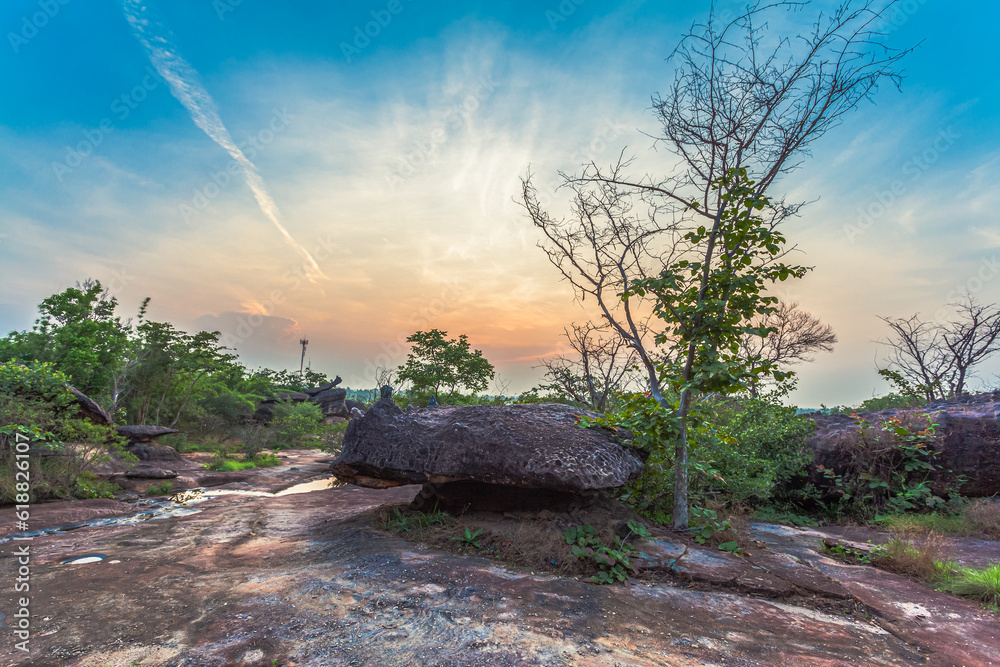 Foto de .scenery sunrise at weird shaped rock..These stones have been ...