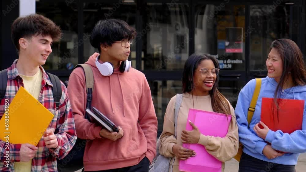 Vidéo Stock Group of four students walking in a campus university ...