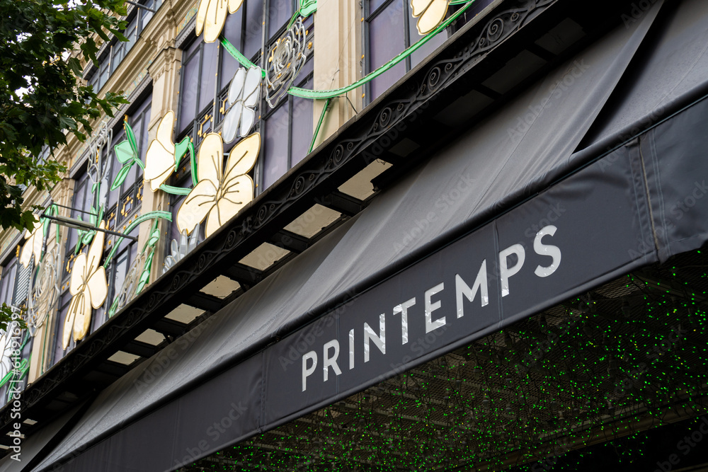 Paris, France - 1er juillet 2023: Gros plan du mot "Printemps" écrit ...