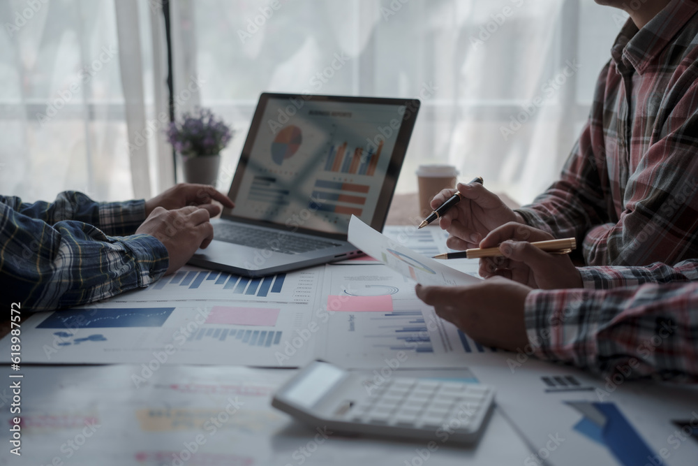 Start up team meeting planning, business people applaud for job success ...