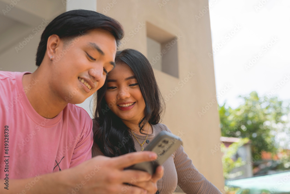 Foto de A guy wearing a pink shirt ,smiling while leaning on a rail in ...