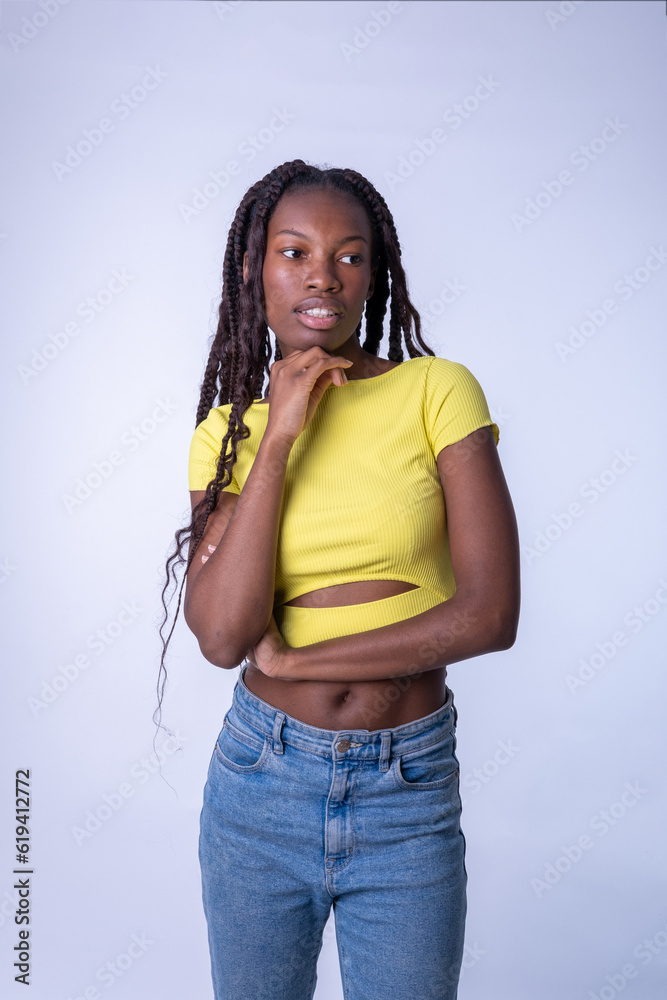 Hermoso retrato de mujer joven de color, niña pensativa mirando a un ...