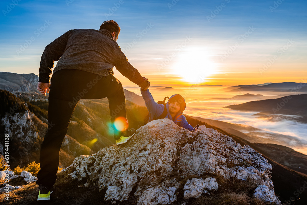 Photo Hiking team people helping each other friend giving a helping ...