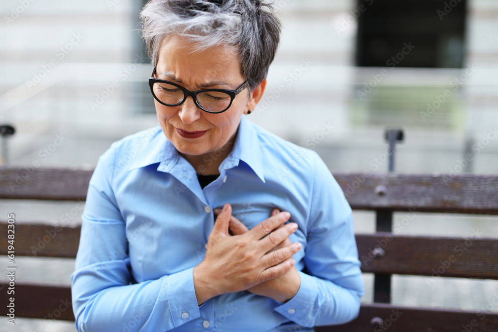Heart attack, the woman clutched her chest with pain on the outside ...