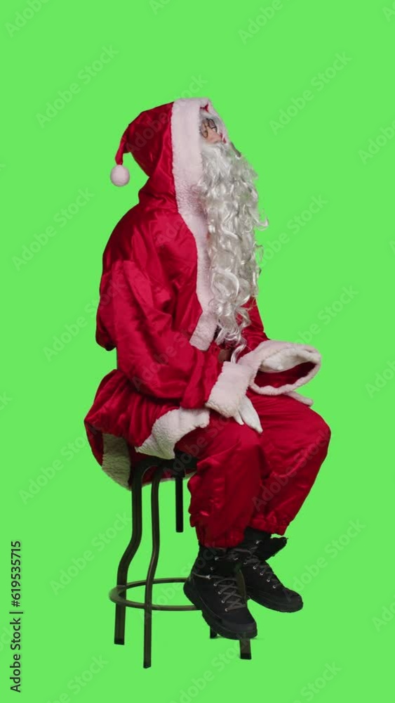 Vidéo Stock Vertical video Side view of person dressed like santa on ... Vidéo Stock Vertical video Side view of person dressed like santa on ...