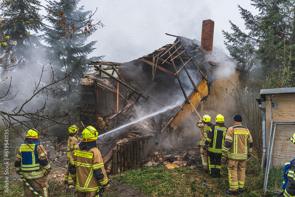 Einsatzkräfte der Feuerwehr löschen einen Brand in einem leerstehenden ...