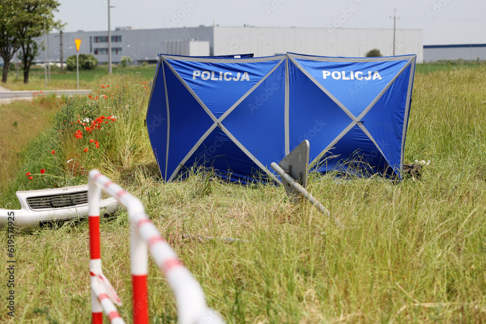 Parawan policyjny. Polska policja drogowa na miejscu wypadku drogowego ...