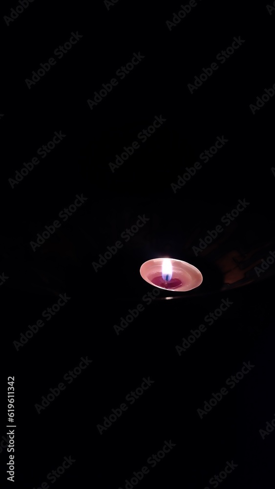 Vela o veladora encendida para dar luz y calor cuando se va la luz ...