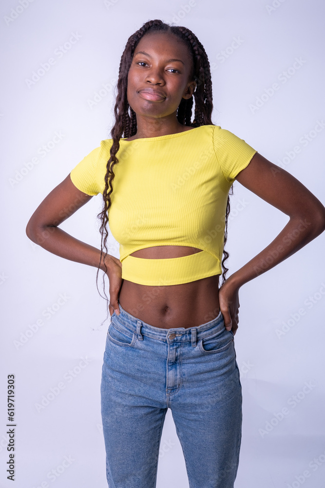 Hermoso retrato de mujer joven de color, niña sonriente mirando a la ...