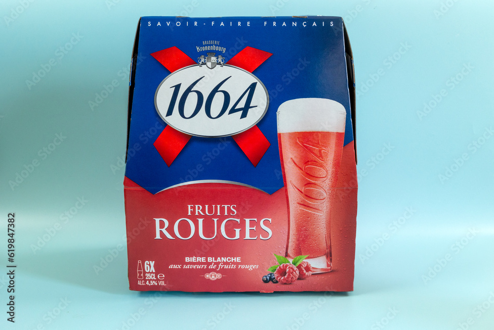 Vaison le Romaine, Vaucluse, France - 08062023 : pack en carton de 6 ...