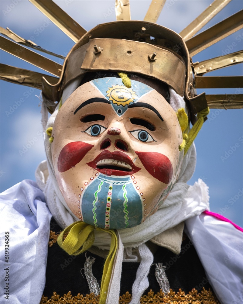 Hombre andino danzante con máscara de cultura peruana. Stock Photo ...