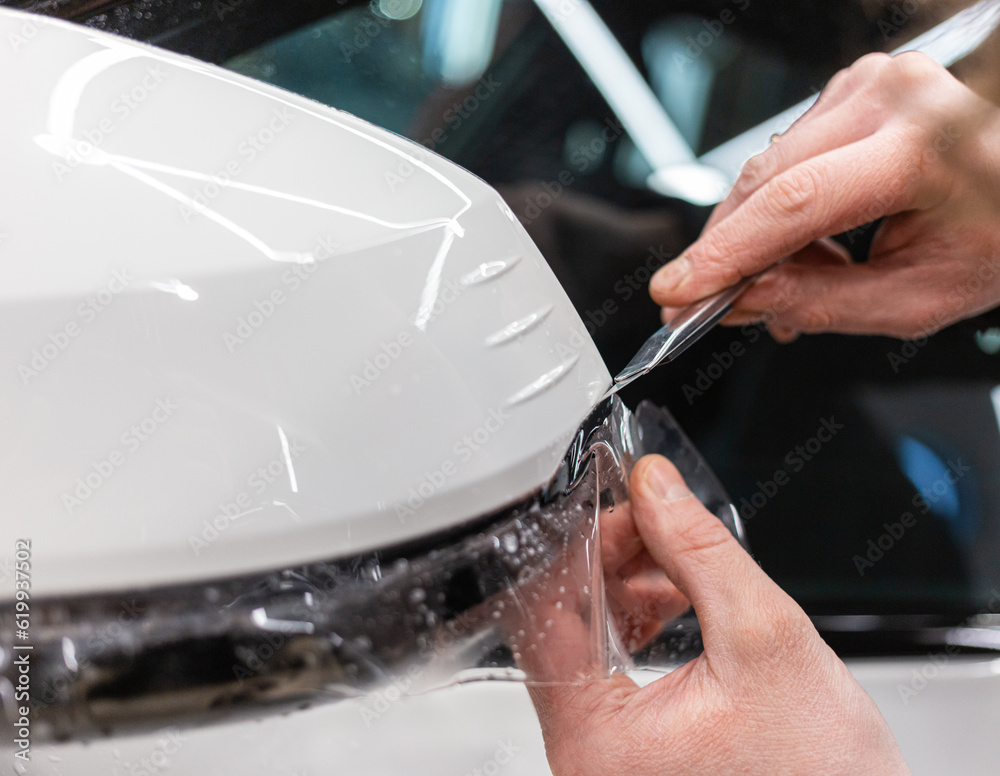 Foto de The process of installing PPF on the side of the car. PPF is a ...