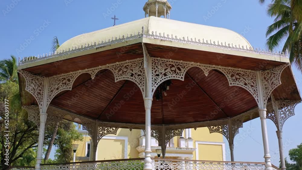 Toma aérea de un kiosko que va descubriendo la Parroquia de San ...