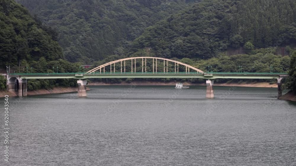 湖の畔からランガー橋を臨む風景。 Stock Video | Adobe Stock