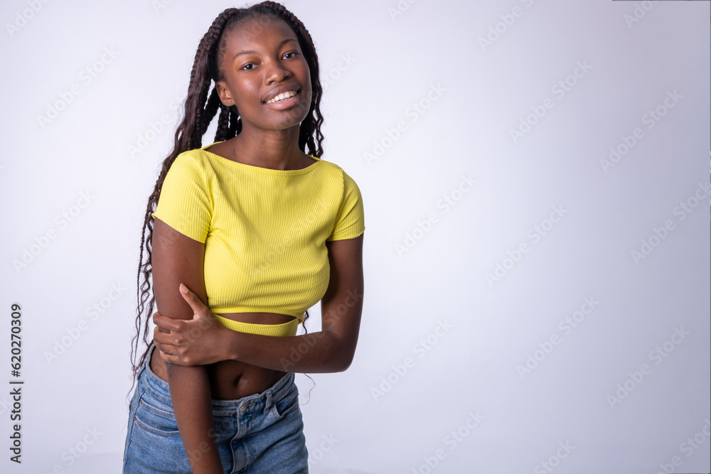 Hermoso retrato de mujer joven de color, niña sonriente mirando a la ...