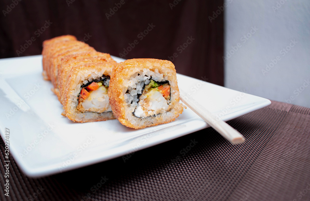 Rollo japones conocido como sushi empanizado de camaron con arroz sobre ...