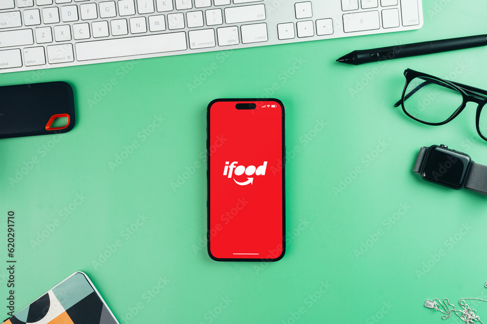 Foto de Ifood delivery app on the smartphone iPhone 14 Pro screen on ...