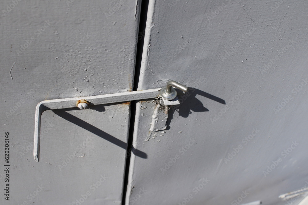 Antigua puerta de hierro con pestillo de tornillo para cerrar con luz ...