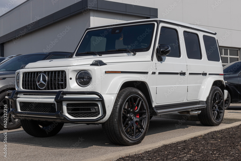 Foto de Mercedes-AMG G-Class 63 SUV display at a dealership. Mercedes ...
