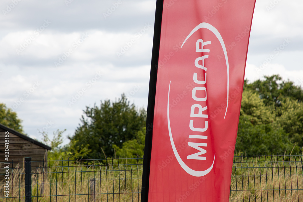 Foto de microcar brand text flag car logo dealership sign store ...