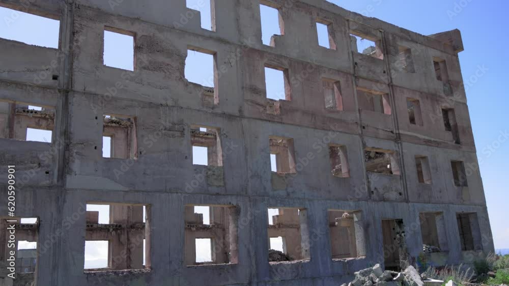 Vidéo Stock Large ruined building with pile of construction debris and ...