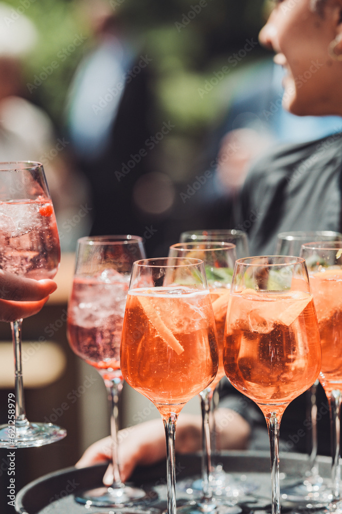 Foto de Wildberry Lillet & Aperol Spritz auf einer sommerlichen Feier ...