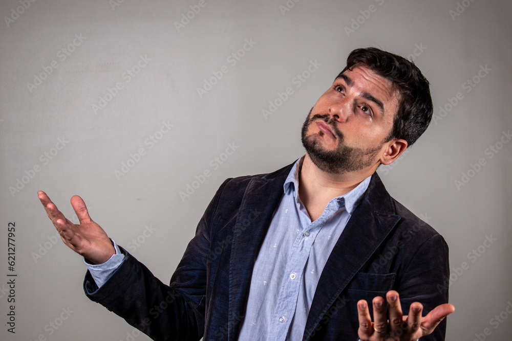 Persona mirando hacia arriba con los brazos abiertos en señal de ...