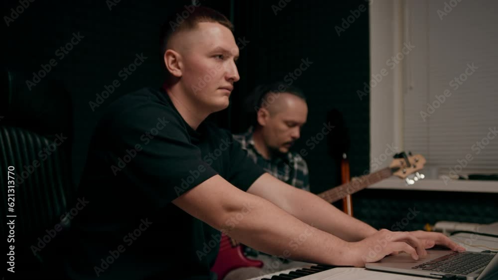 Vidéo Stock rock performer with electric guitar in recording studio ...