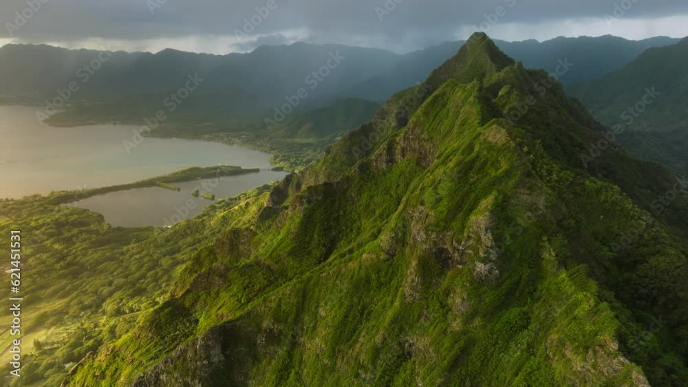 Scenic Oahu coast with beautiful ridges of volcanic mountains ...