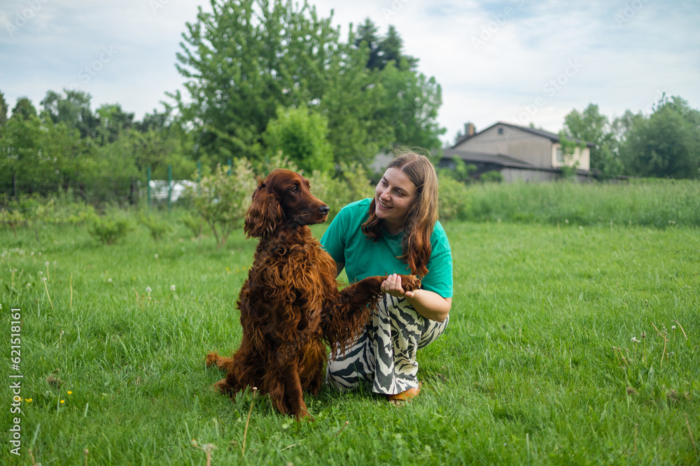 Foto de Caucasian woman hugging Irish Setter dog pet cute adorable red ...