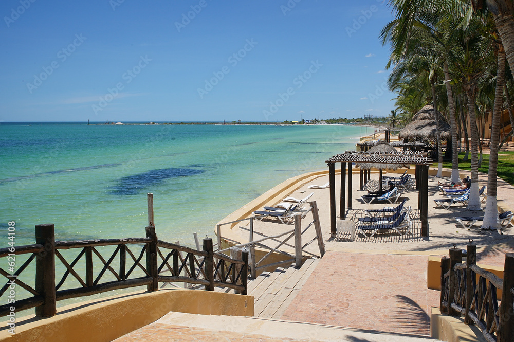Foto de Decorative small bridge at Luxurious hotel resort at the beach ...