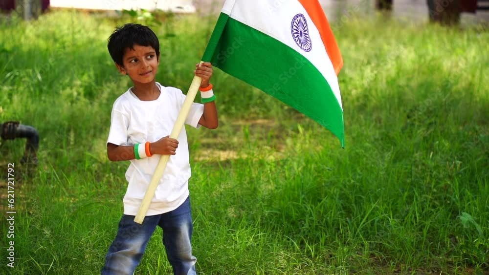 Cute little boy holding Indian flag in his hands and smiling ...